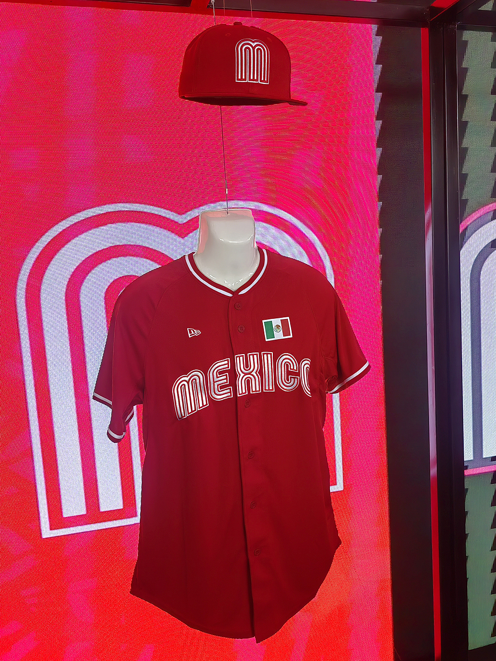 Presentan los uniformes de México para el Premier 12